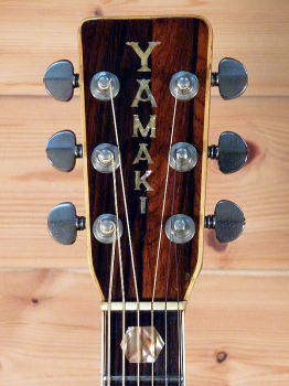 低めの弦高で弾き易く、合板のハカランダとはいえ抜けの良い大きな鳴りは単板・合板の議論など無意味に感じるほどのすばらしいギターです。